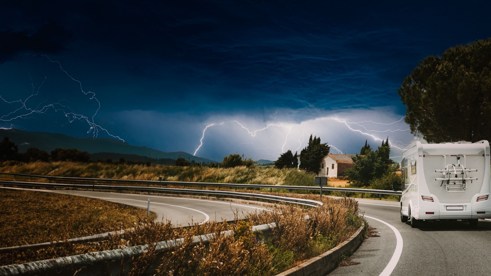 24 Terrifying Roads That Will Make You Rethink Your Next Road Trip ...